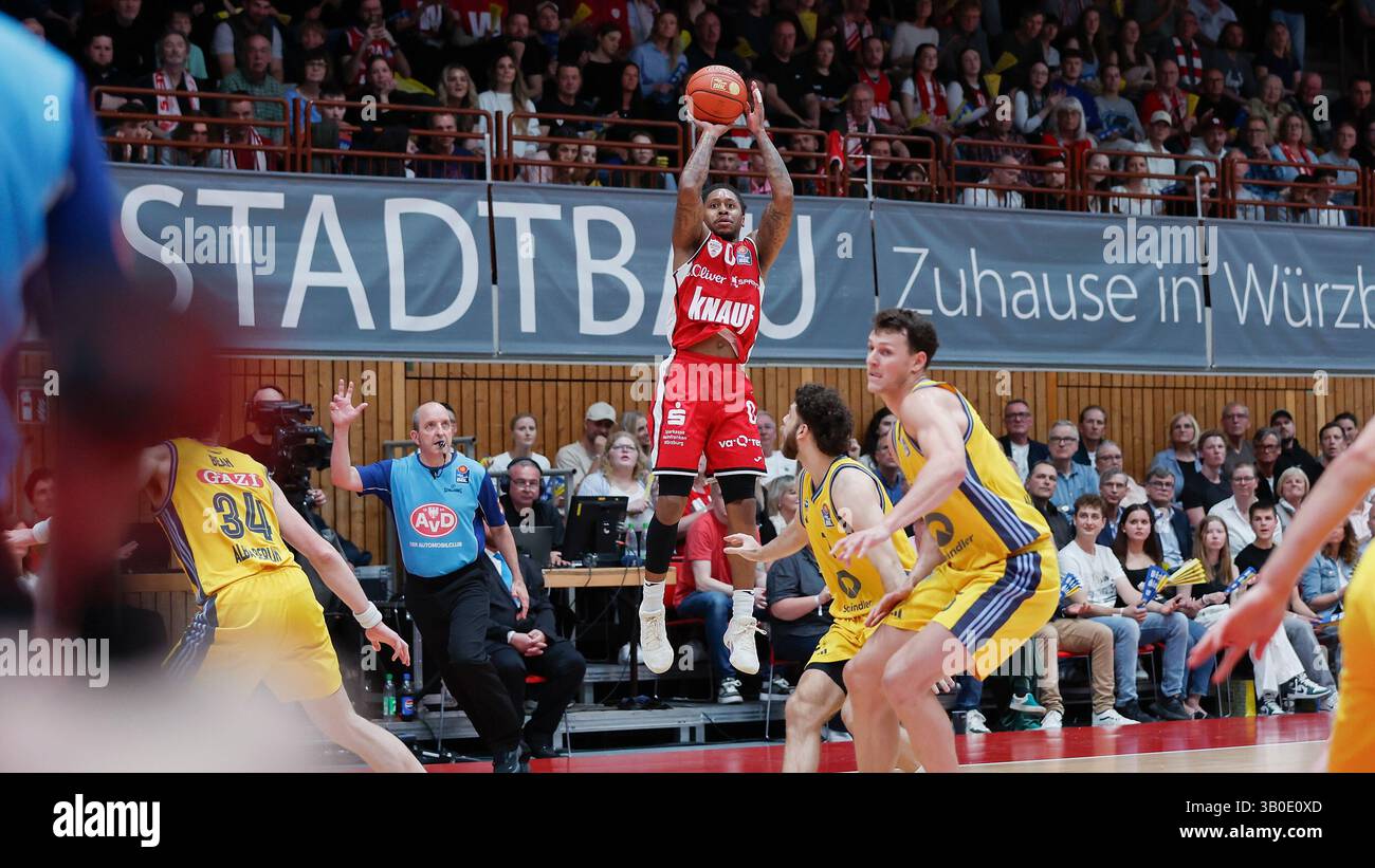 Im Bild: Mike Lewis II (Wuerzburg Baskets, 0) mit dem Dreier 23.04.2025 ...