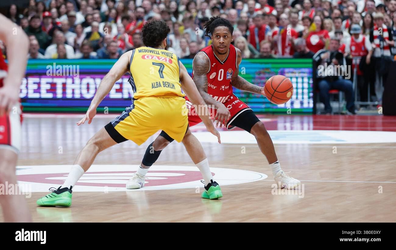 Im Bild: v.li. William McDowell-White (ALBA Berlin, 0) gegen Mike Lewis II (Wuerzburg Baskets, 0 ...