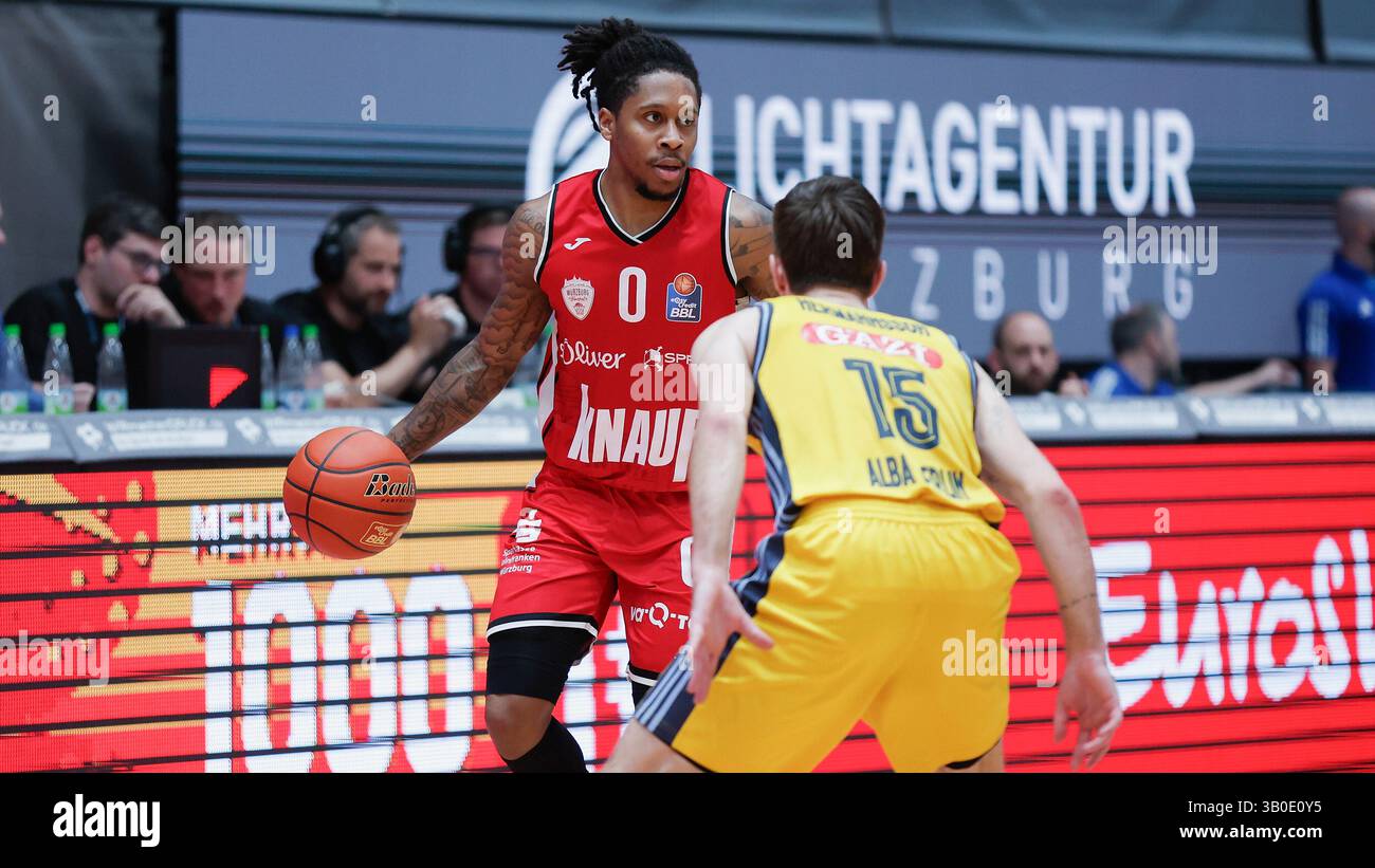 Im Bild: v.li. Mike Lewis II (Wuerzburg Baskets, 0) am Ball gegen ...