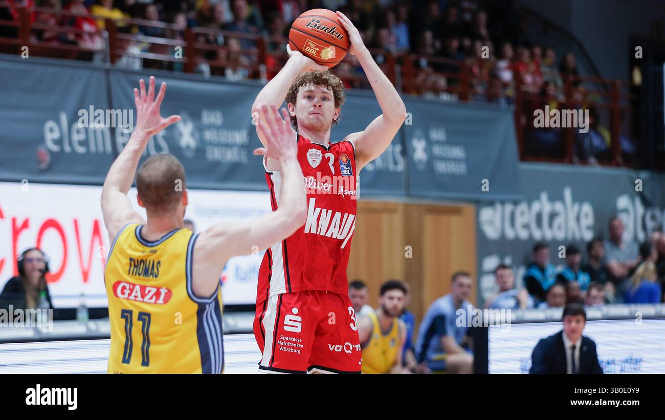 Im Bild: v.li. Matt Thomas (ALBA Berlin, 0) gegen den Dreier von Calvin ...