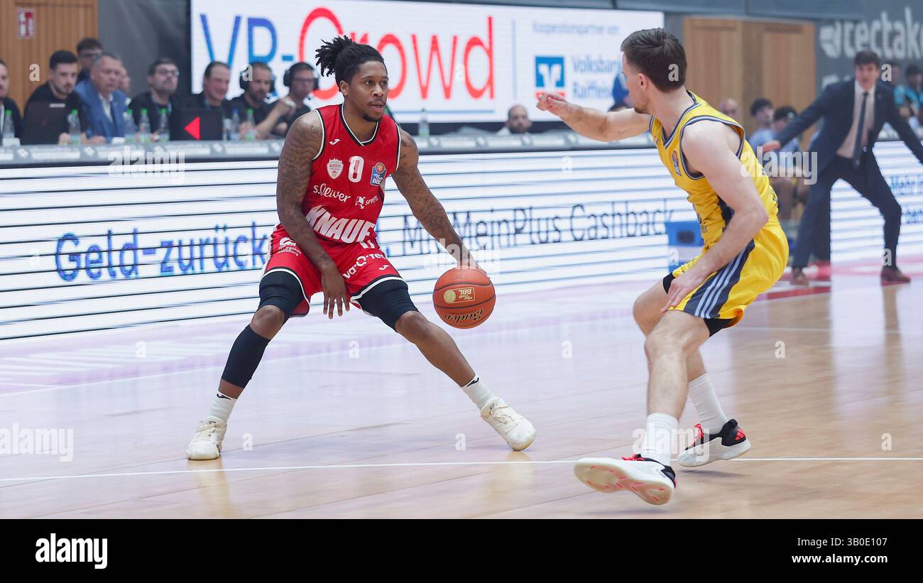 Im Bild: v.li. Mike Lewis II (Wuerzburg Baskets, 0) am Ball gegen ...