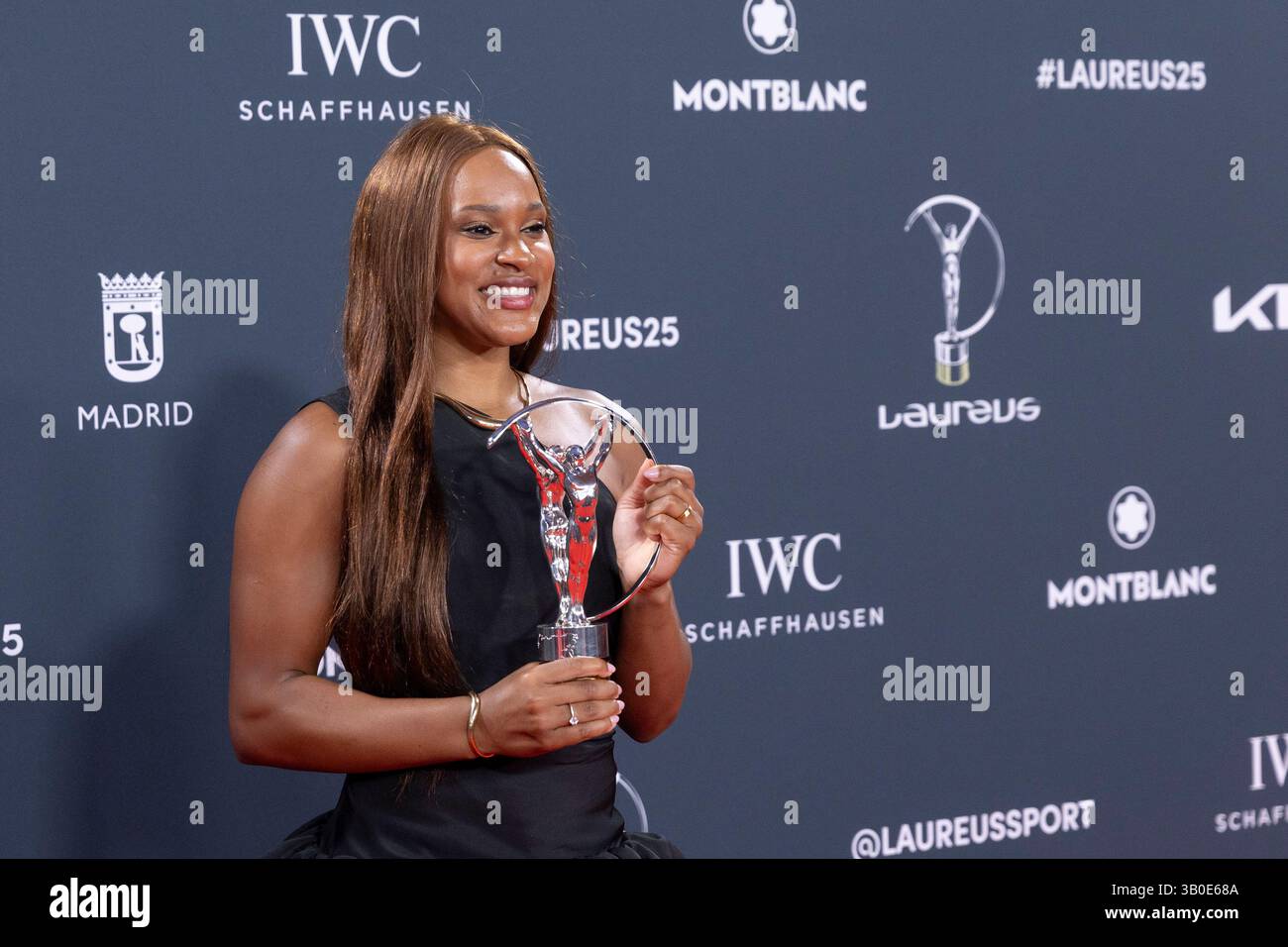 Madrid, Spain. 21st Apr, 2025. Simone Biles poses with an award during ...