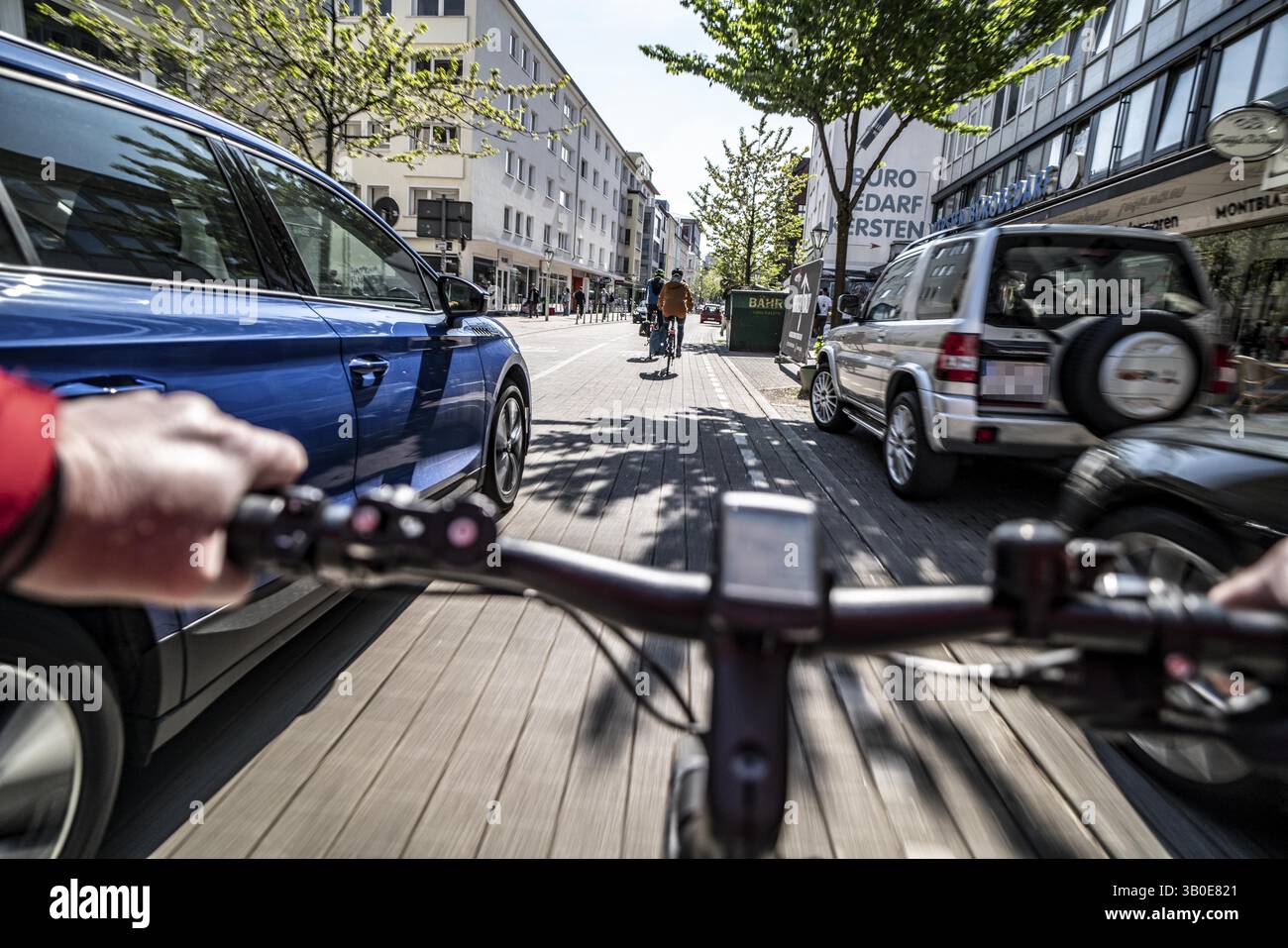 Cars overtake cyclists without leaving much distance, cycling in the ...