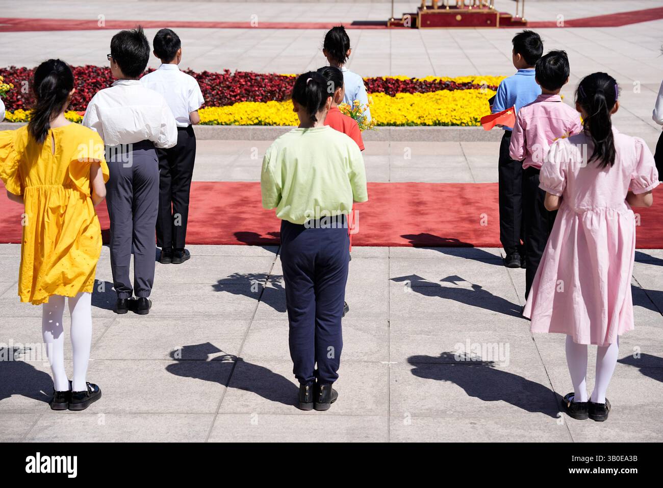 Children wait for the arrival of Chinese President Xi Jinping and ...