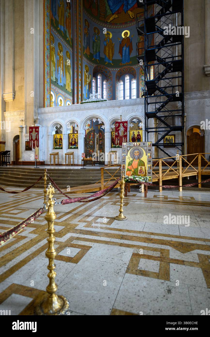 Interior of the Holy Trinity Cathedral of Tbilisi (Sameba), main ...