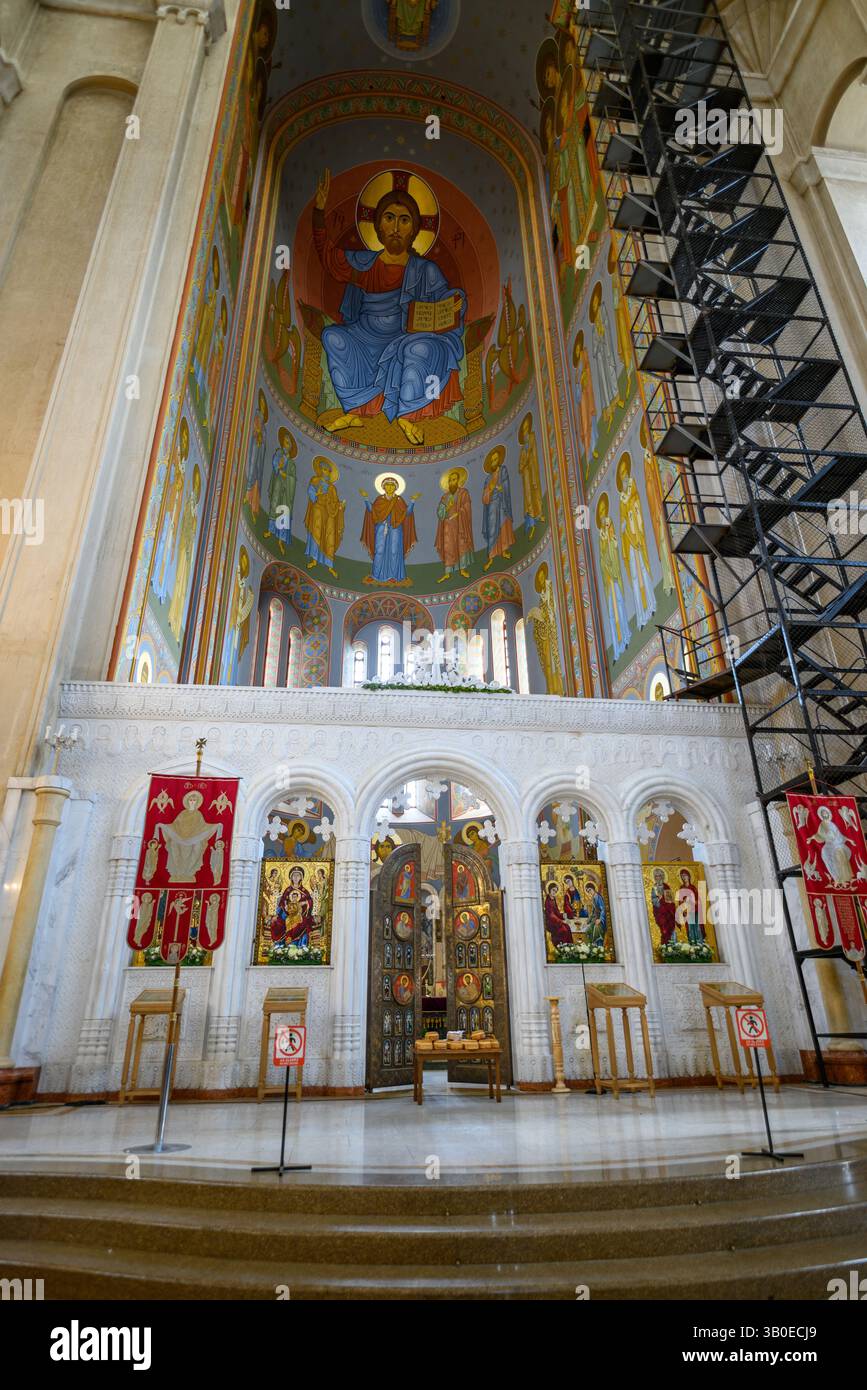 Interior of the Holy Trinity Cathedral of Tbilisi (Sameba), main ...