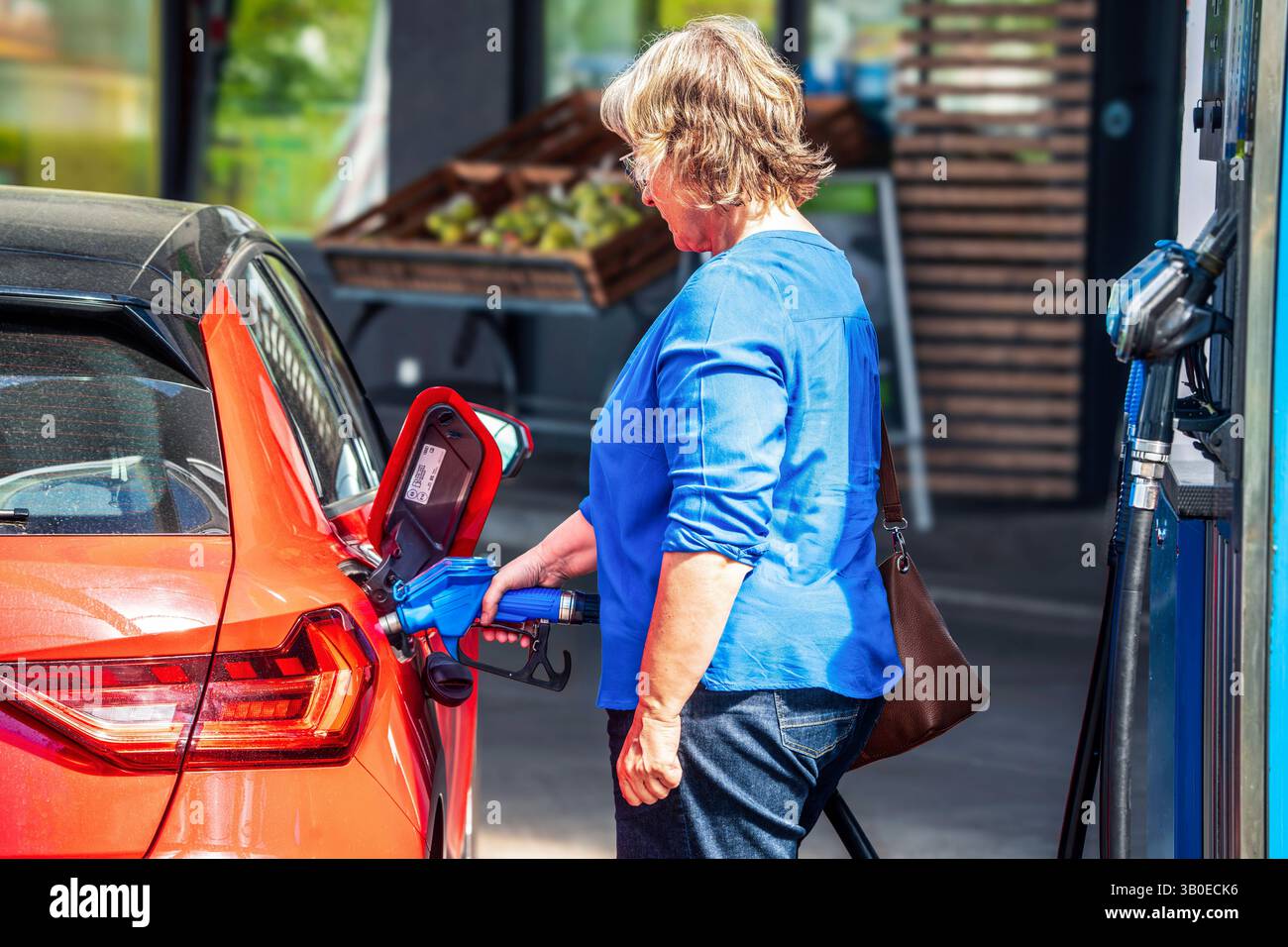 Frau beim Tanken, Lindau, April 2025 Deutschland, Lindau, April 2025 ...