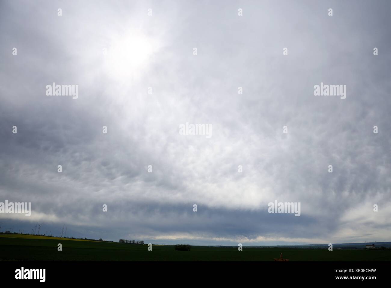 Himmel 21.04.2025, Koelleda, dunkle Wolken am Himmel *** Sky 21 04 2025, Koelleda, dark clouds ...