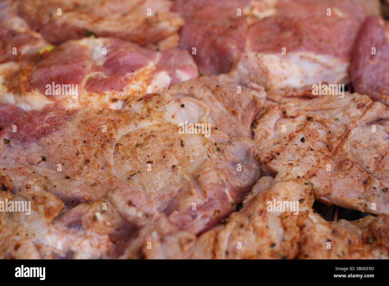 Holzkohlegrill, grillen von Schweinefleisch. *** Charcoal grill ...