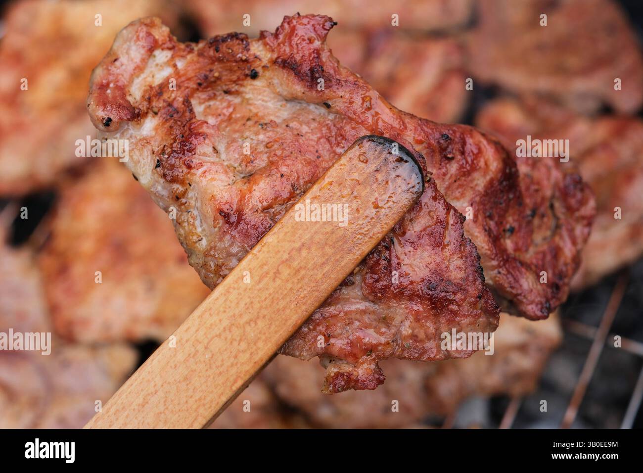 Holzkohlegrill, grillen von Schweinefleisch. *** Charcoal grill ...