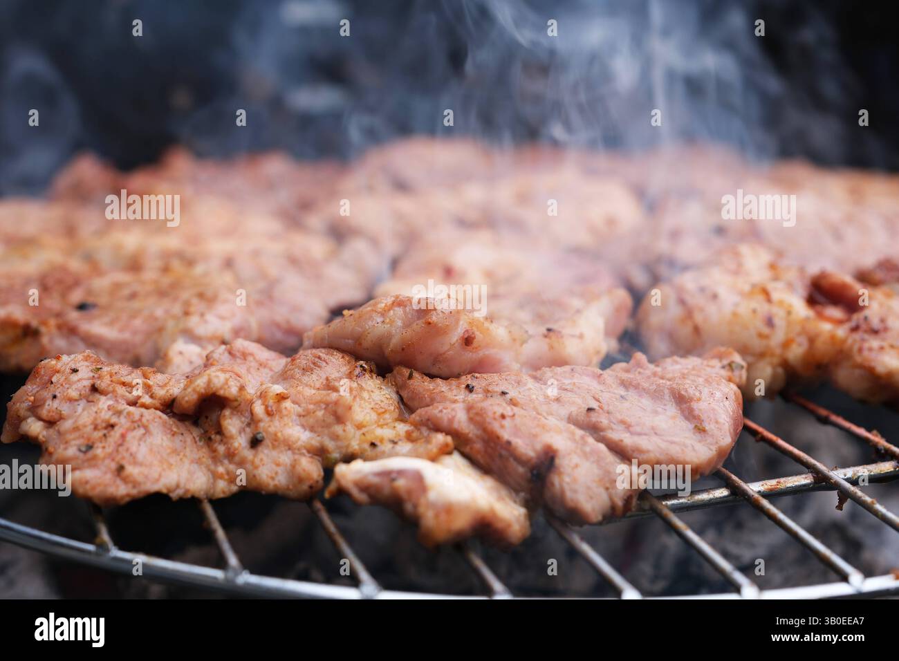 Holzkohlegrill, grillen von Schweinefleisch. *** Charcoal grill ...