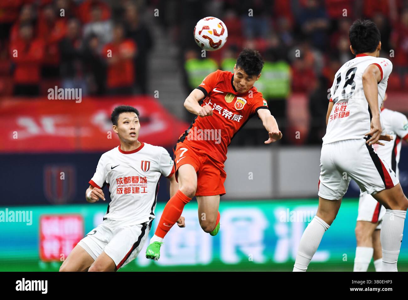 Chengdu Rongcheng Football Club defeated Shanghai Port Football Club ...