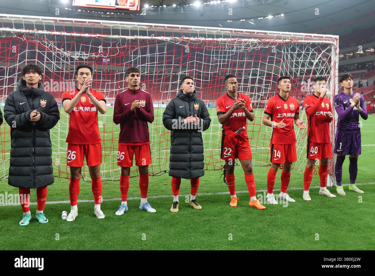 Chengdu Rongcheng Football Club defeated Shanghai Port Football Club with 3-1 at the eighth ...