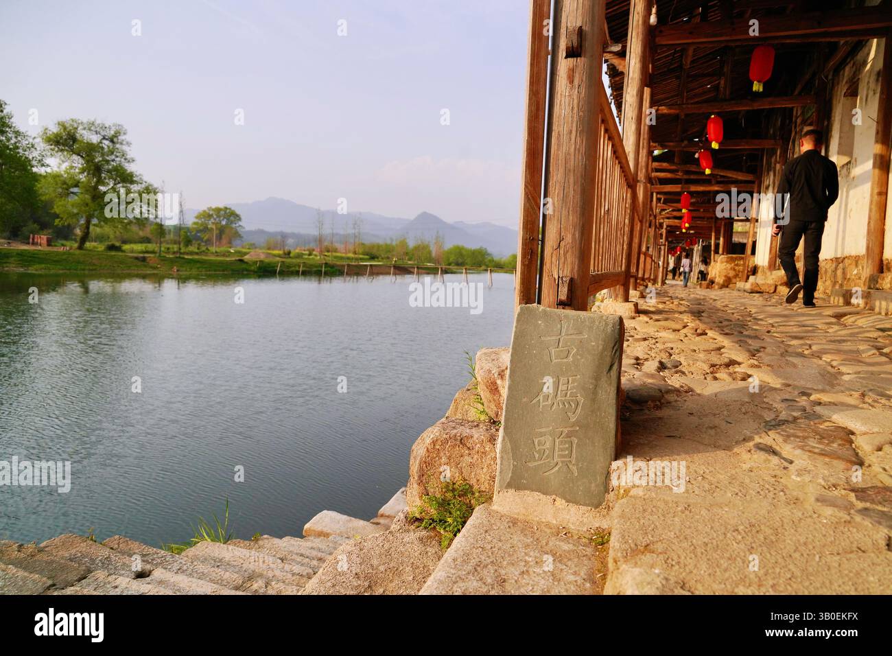 (250424) -- JINGDEZHEN, April 24, 2025 (Xinhua) -- This photo taken on ...