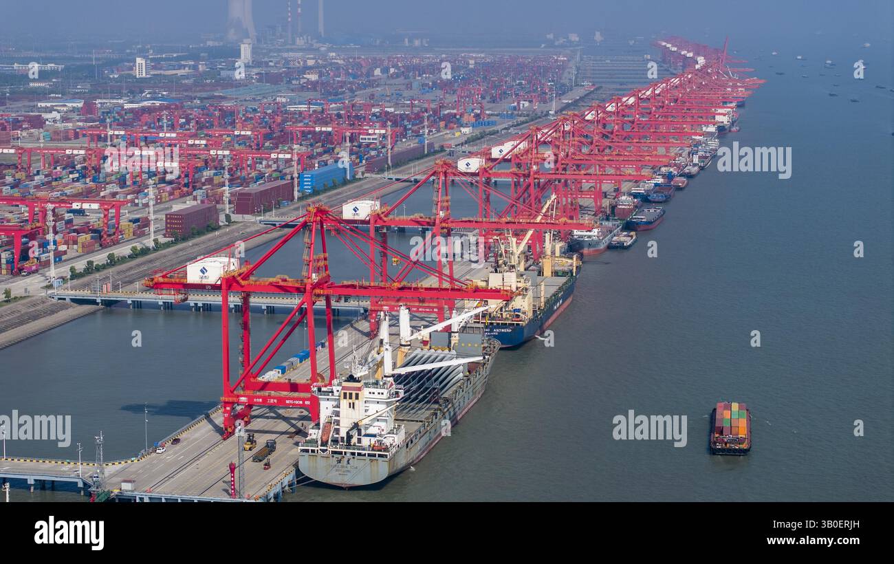 Aerial photos show the container terminal of Taicang Port in Suzhou ...