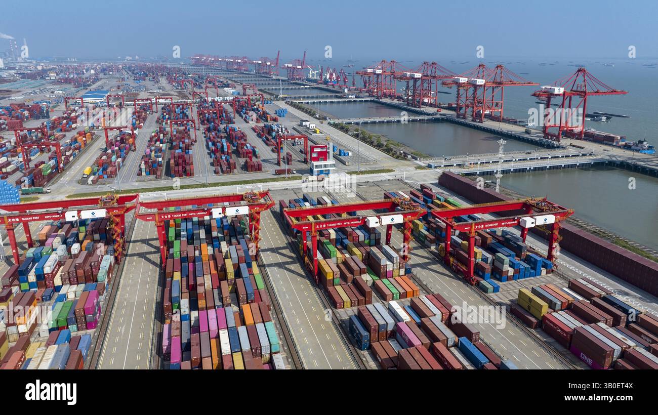 Aerial photos show the container terminal of Taicang Port in Suzhou ...