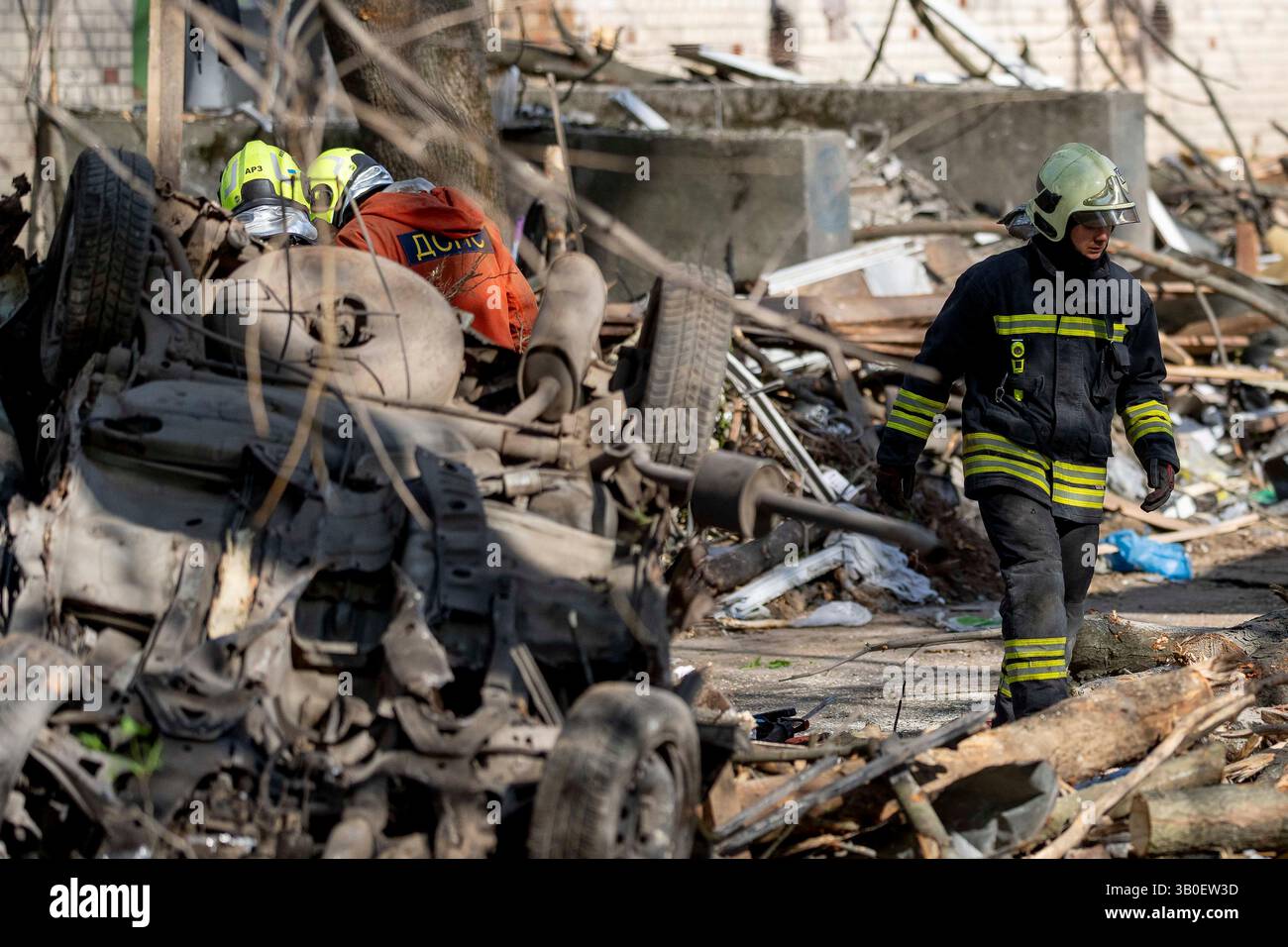 Emergency Services clean up the rubble and look for survivors on site ...