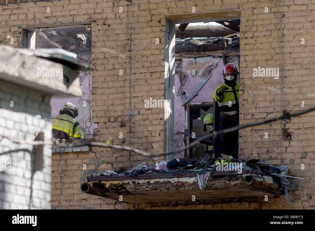 Emergency Services clean up the rubble and look for survivors on site ...