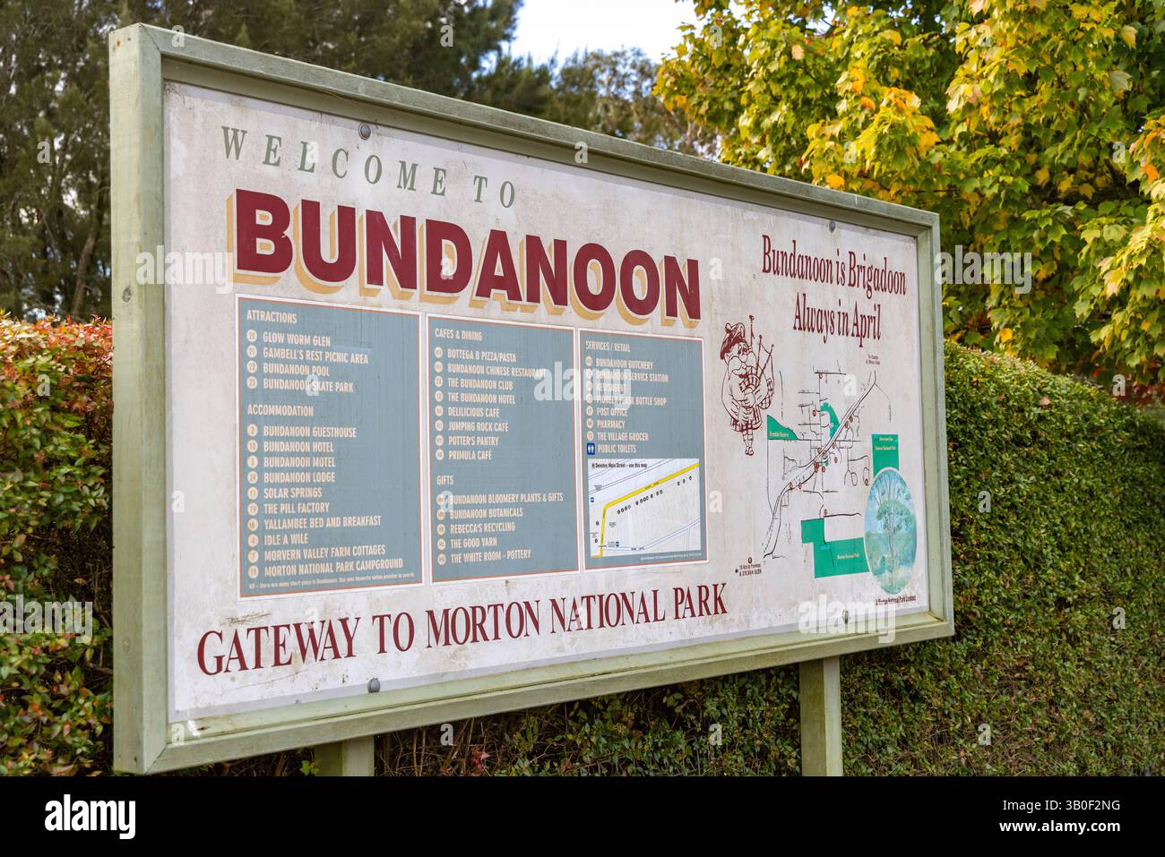 Bundanoon town centre and Welcome to Bundanoon sign, gateway to Morton ...