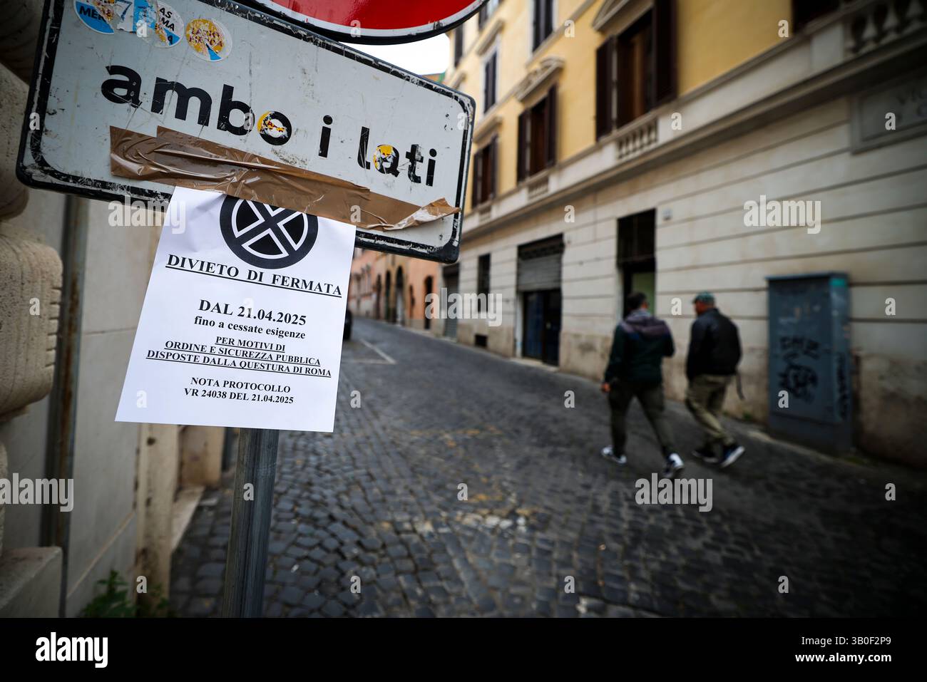 Rom, Italy. 24th Apr, 2025. In the area around the Vatican, the police ...