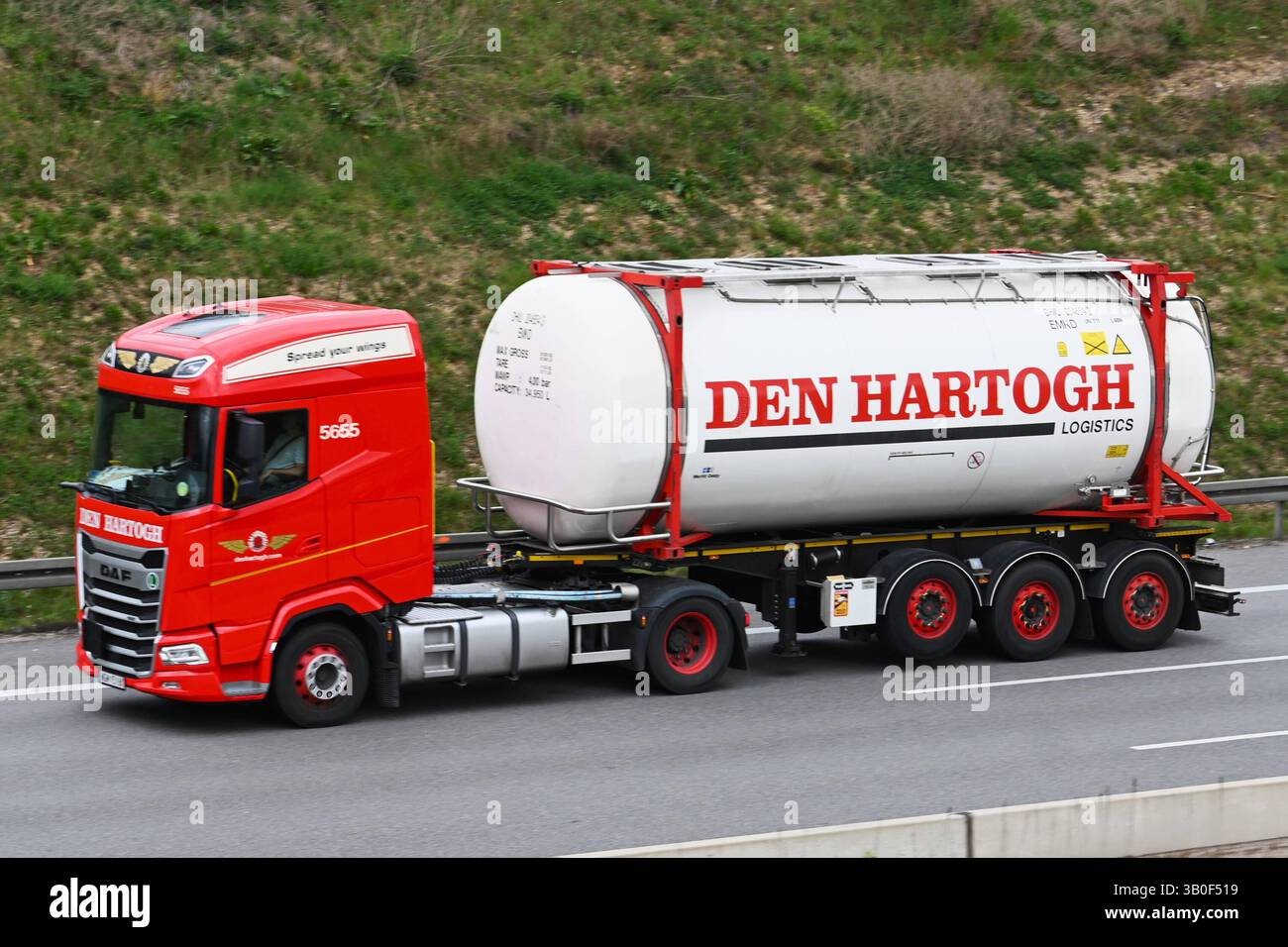 DAF LKW mit Tank-Container Auflieger von Den Hartogh Logistics aus ...