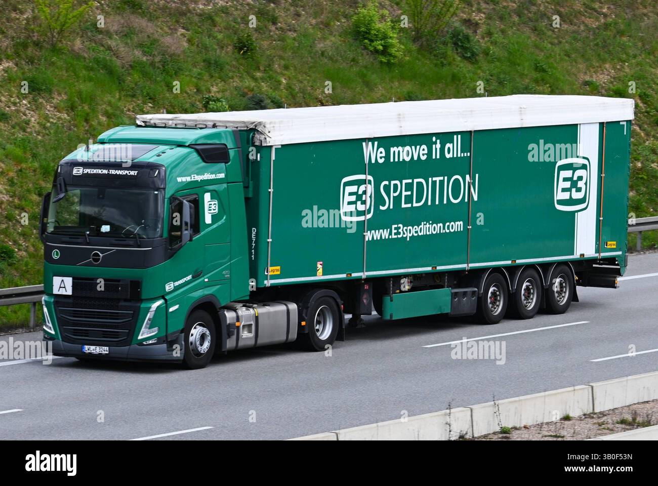 E3 Spedition Transport AS aus Dänemark. Volvo LKW Sattelzug auf der ...
