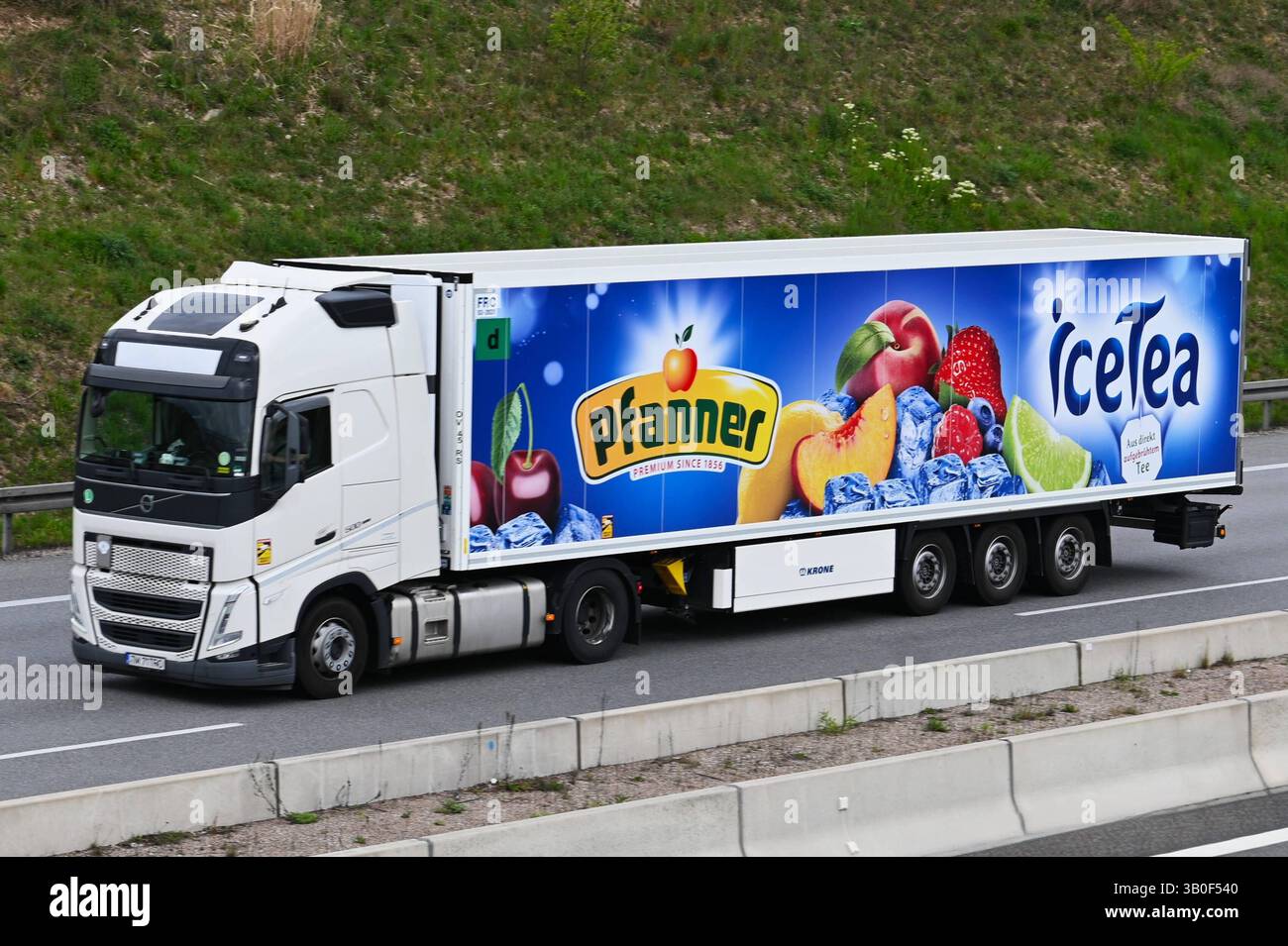 Pfanner Eistee bzw IceTea - Kühlsattel, bestückt mit einer Volvo LKW ...