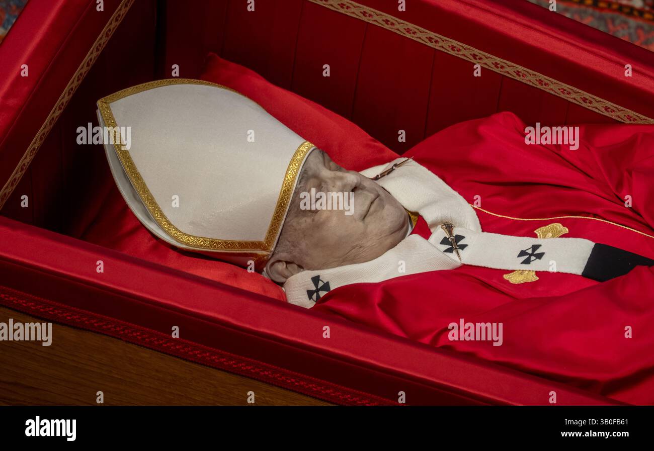 Vatikanstadt, Vatican. 24th Apr, 2025. The body of Pope Francis lies in ...