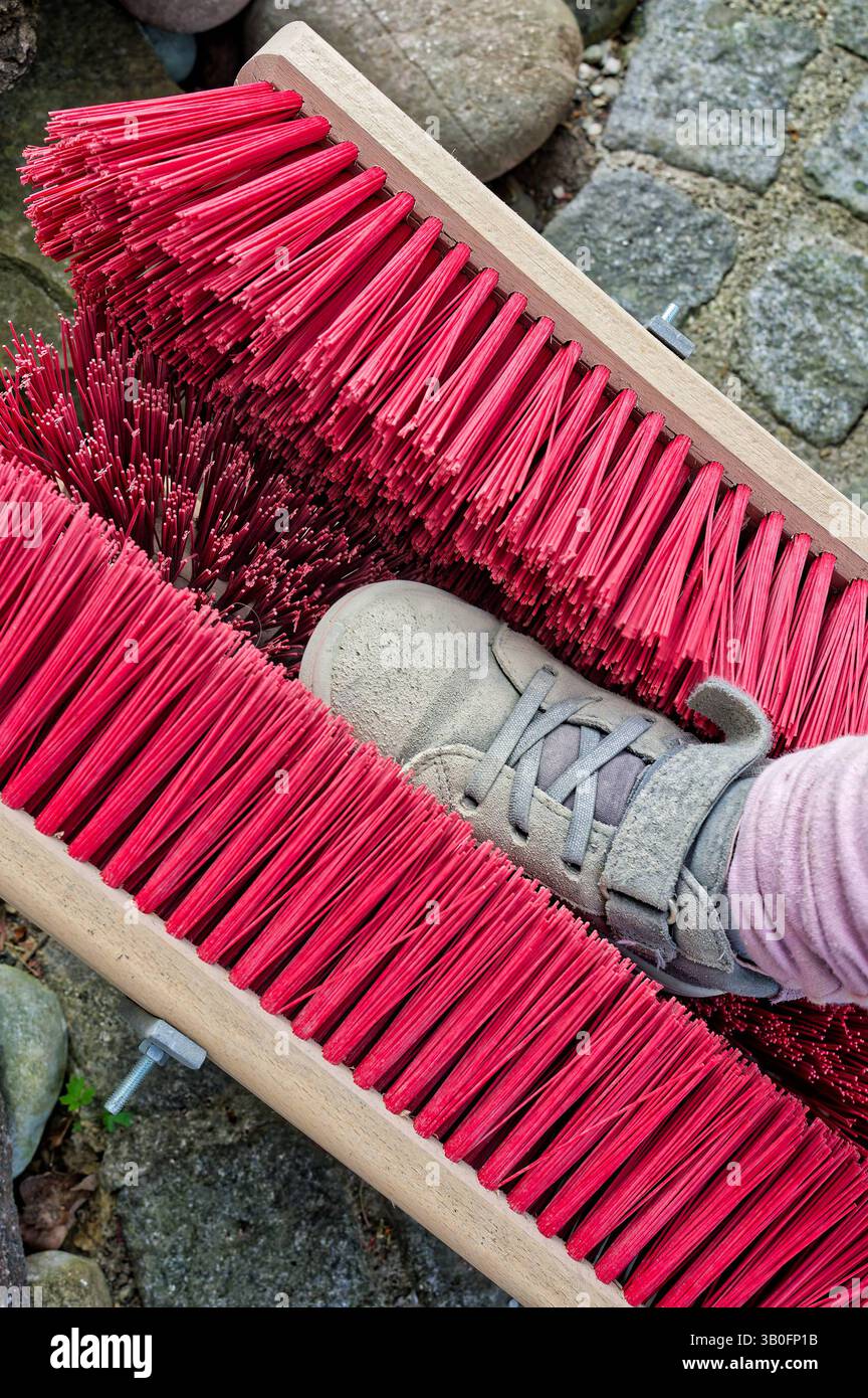Der Schmutz muss weg. Nach dem staubigen Spiel im Sandkasten , putzen ...