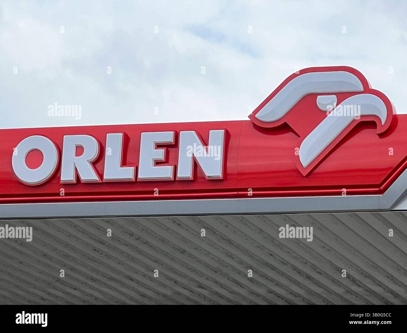 Orlen rot weisses Firmen Logo Buchstaben am Dach einer Tankstelle in ...
