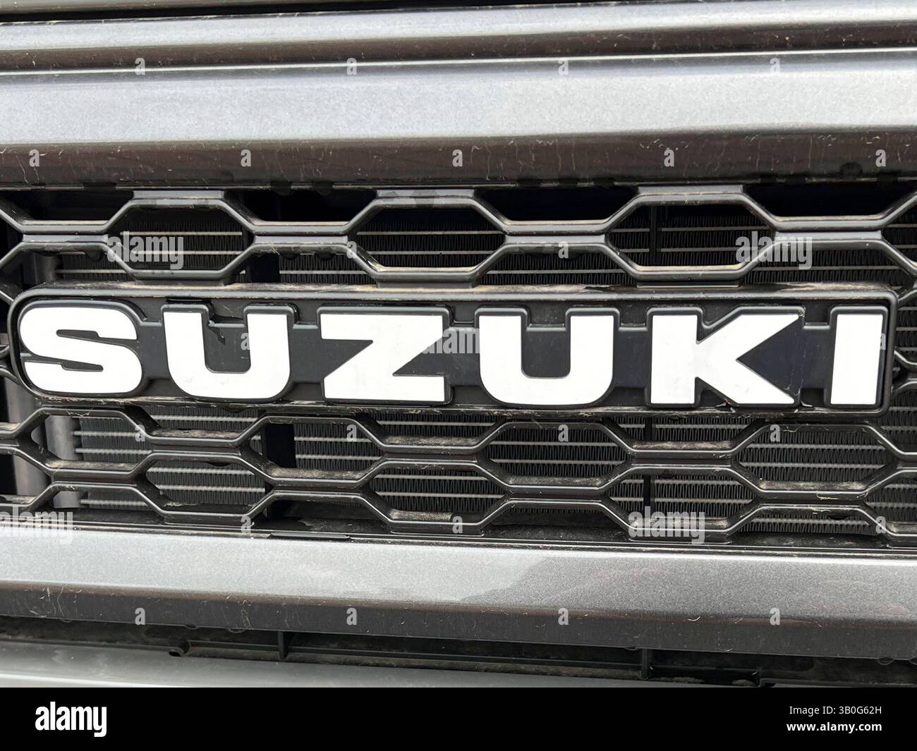 Silbernes Suzuki Firmen Logo Buchstaben an der vorderseite eines Autos ...