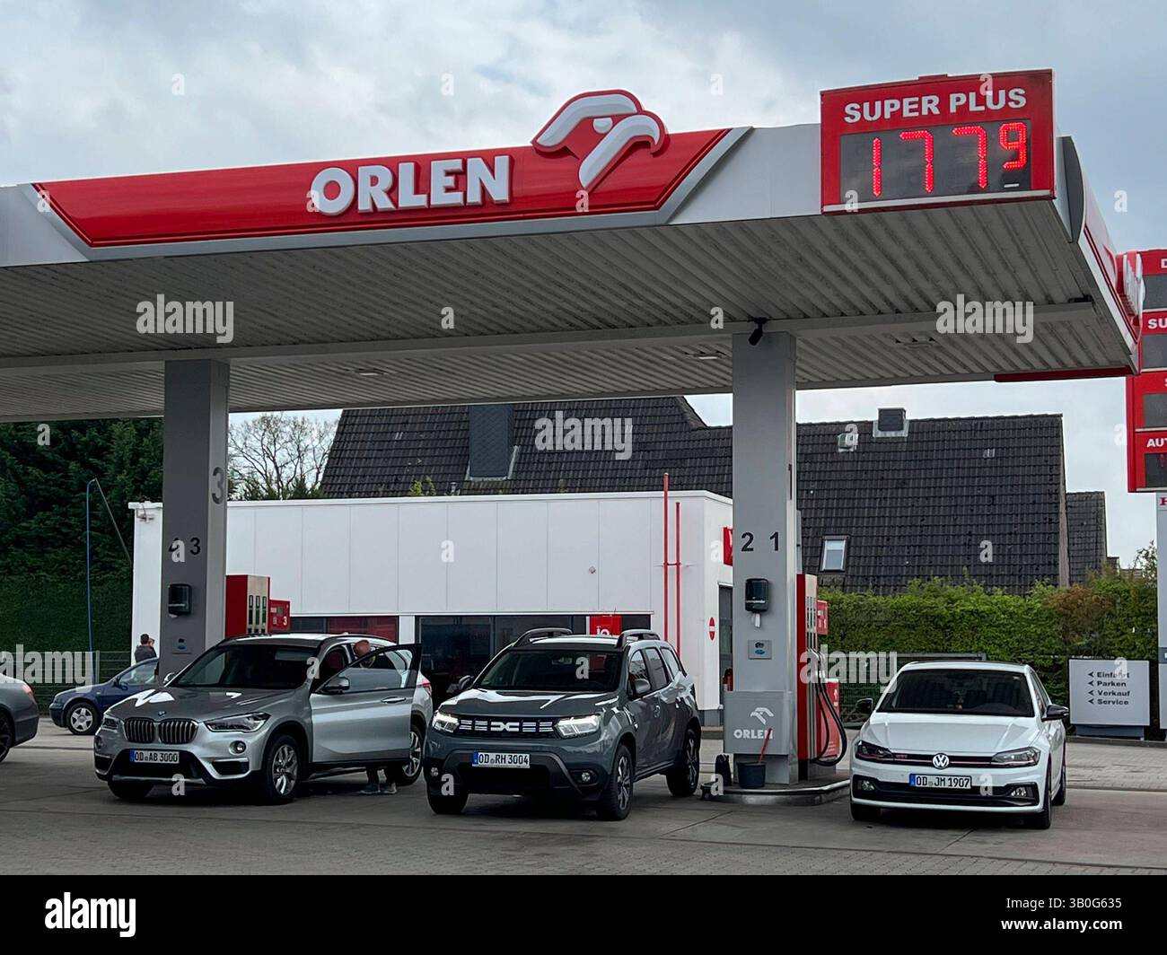 Orlen Tankstelle mit Rot Weissen Firmen Logo am Dach mit PKW Autos beim ...