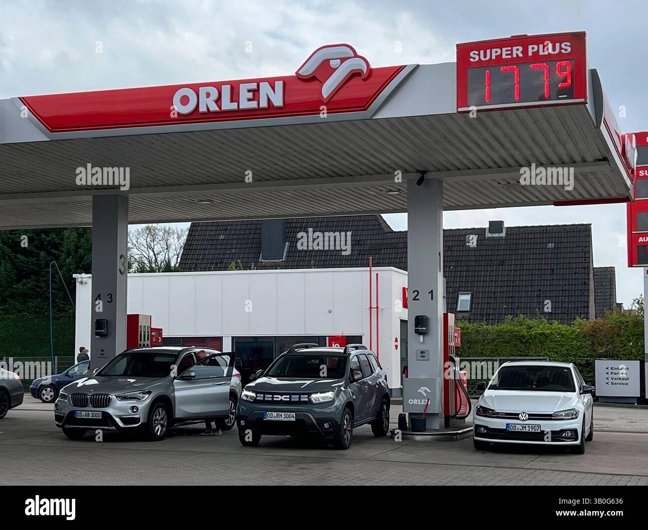 Orlen Tankstelle mit Rot Weissen Firmen Logo am Dach mit PKW Autos beim Benzin tanken in Braak ...
