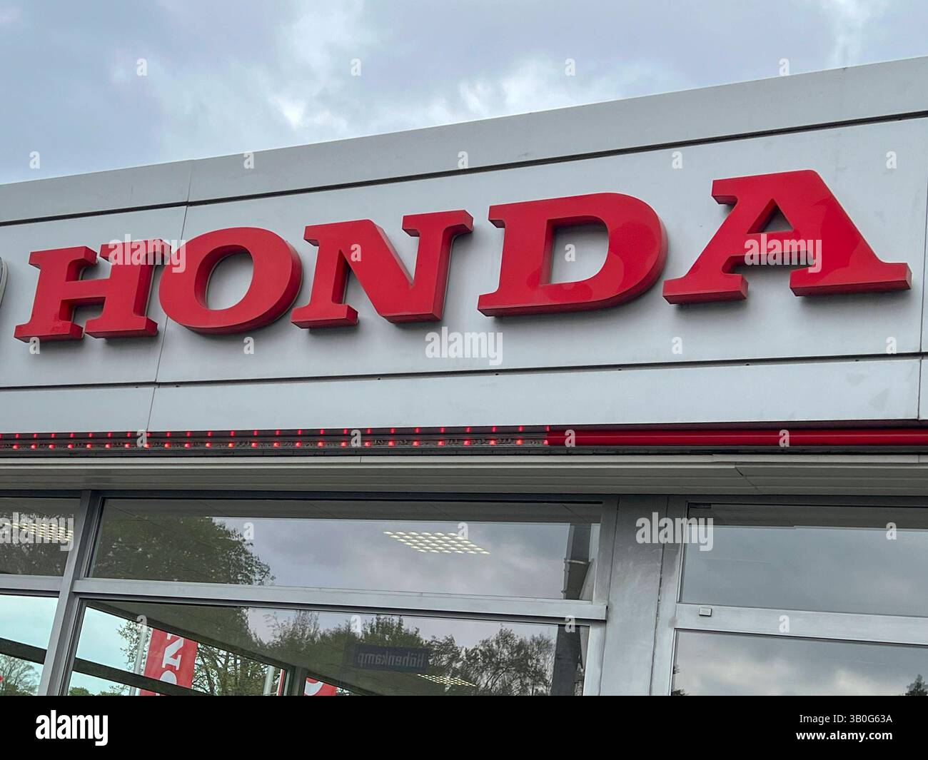 Rotes Honda Firmen Logo Buchstaben am Dach eines Autohaus in Braak-SH ...