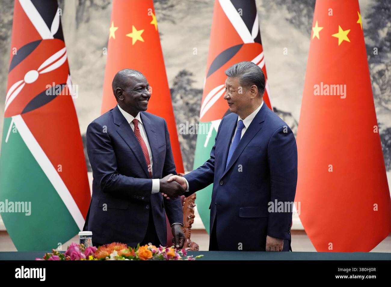Chinese President Xi Jinping (R) shakes hands with Kenyan President ...