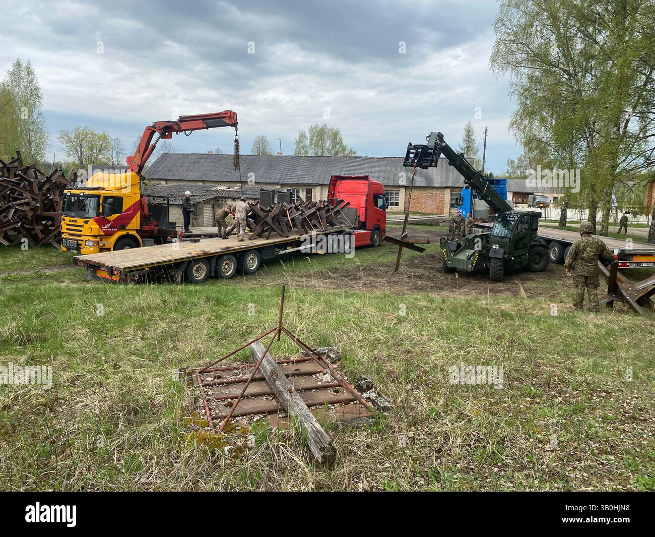 Zilupe, Latvia. 24th Apr, 2025. Soldiers load armored barriers onto a ...