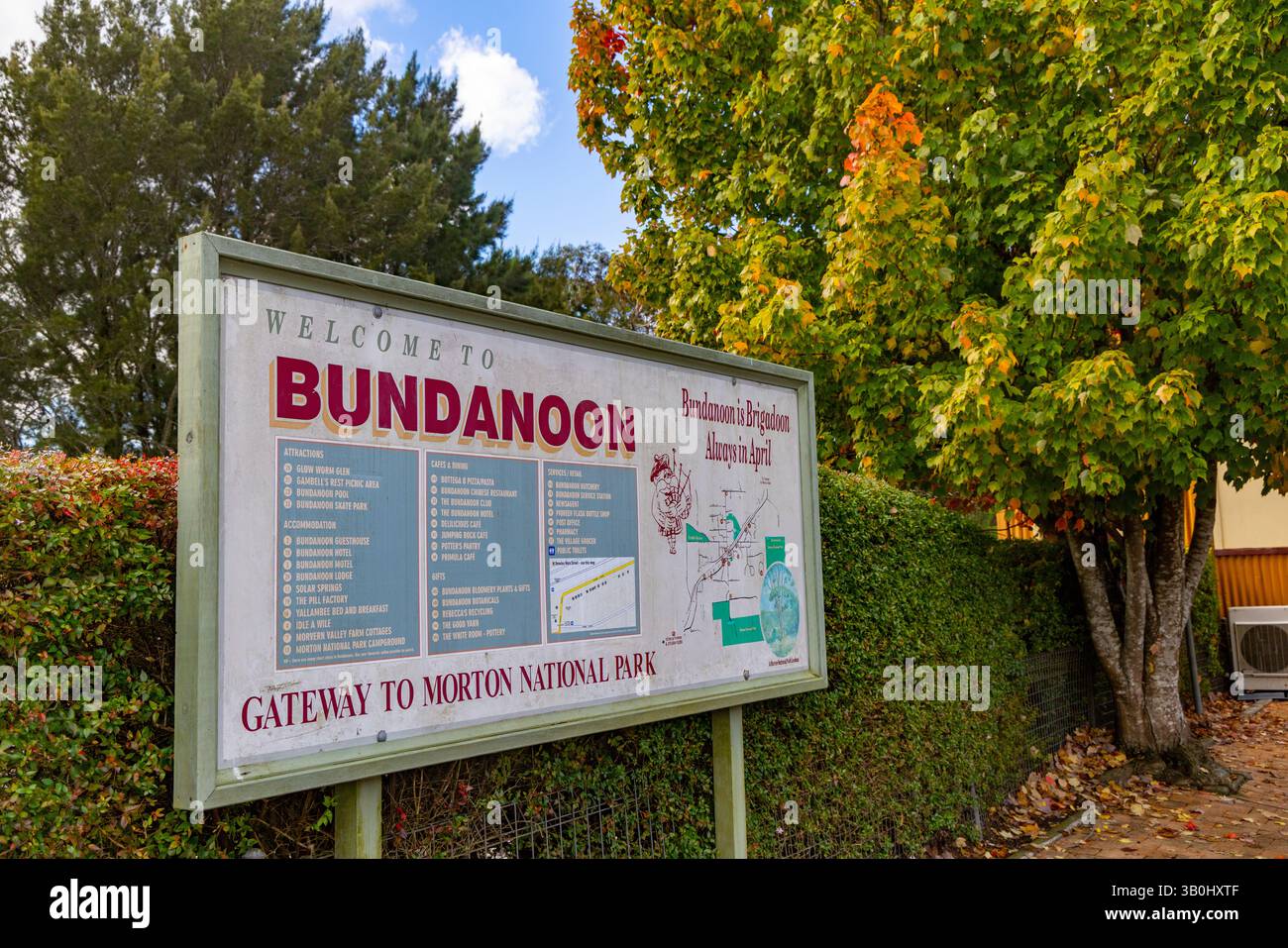 Bundanoon town centre and Welcome to Bundanoon sign, gateway to Morton ...