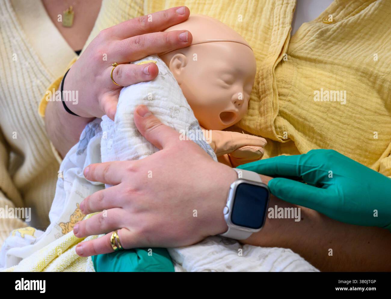 24 April 2025, Saxony-Anhalt, Halle (Saale): Trainee midwives practise the birth process and the ...