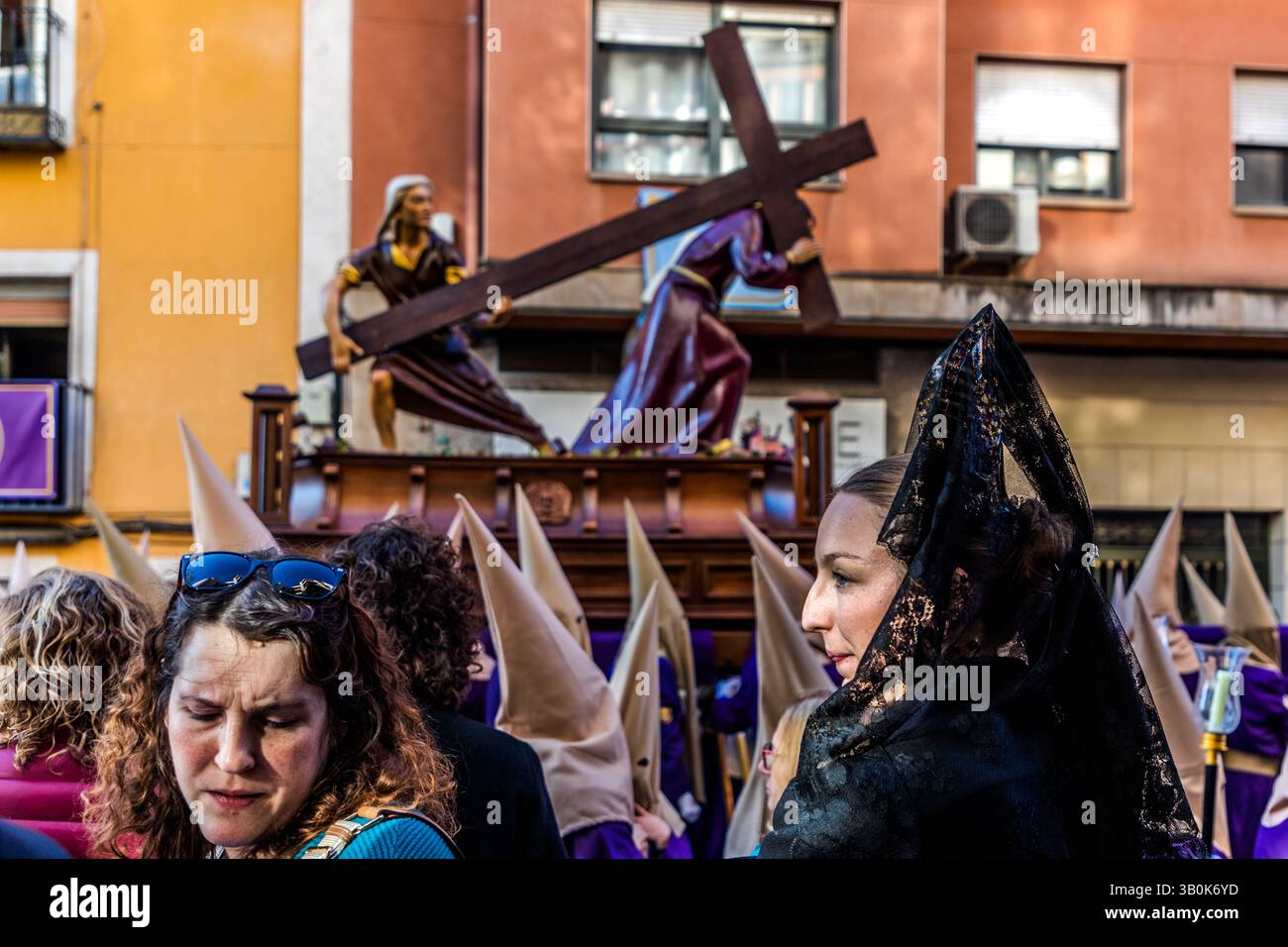 The Hermandad de Nuestro Padre Jesús Caído y La Verónica bears the paso ...