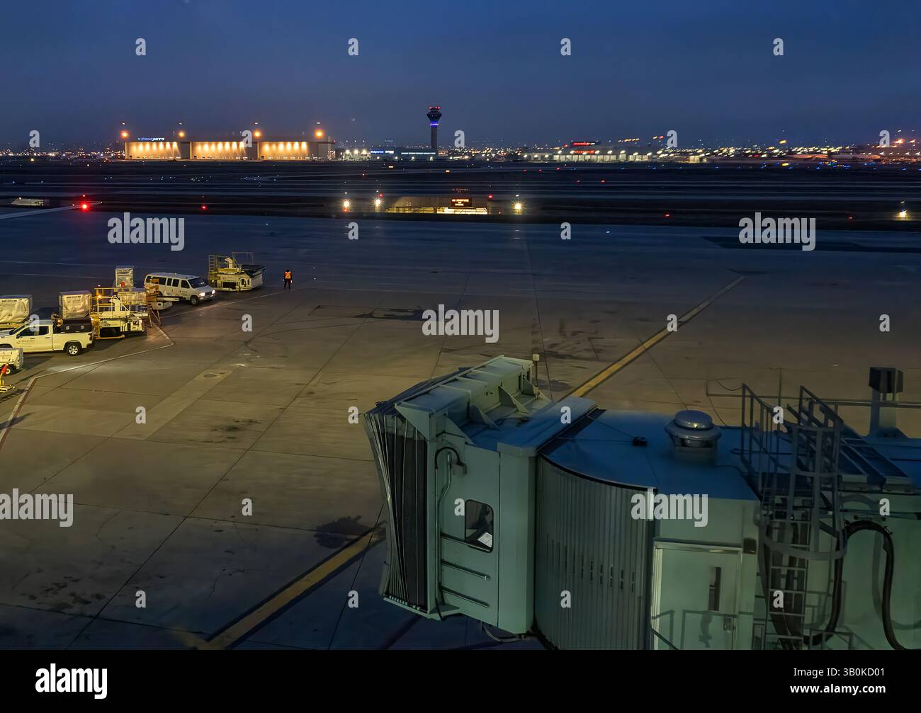 Night time aircraft handling hi-res stock photography and images - Alamy