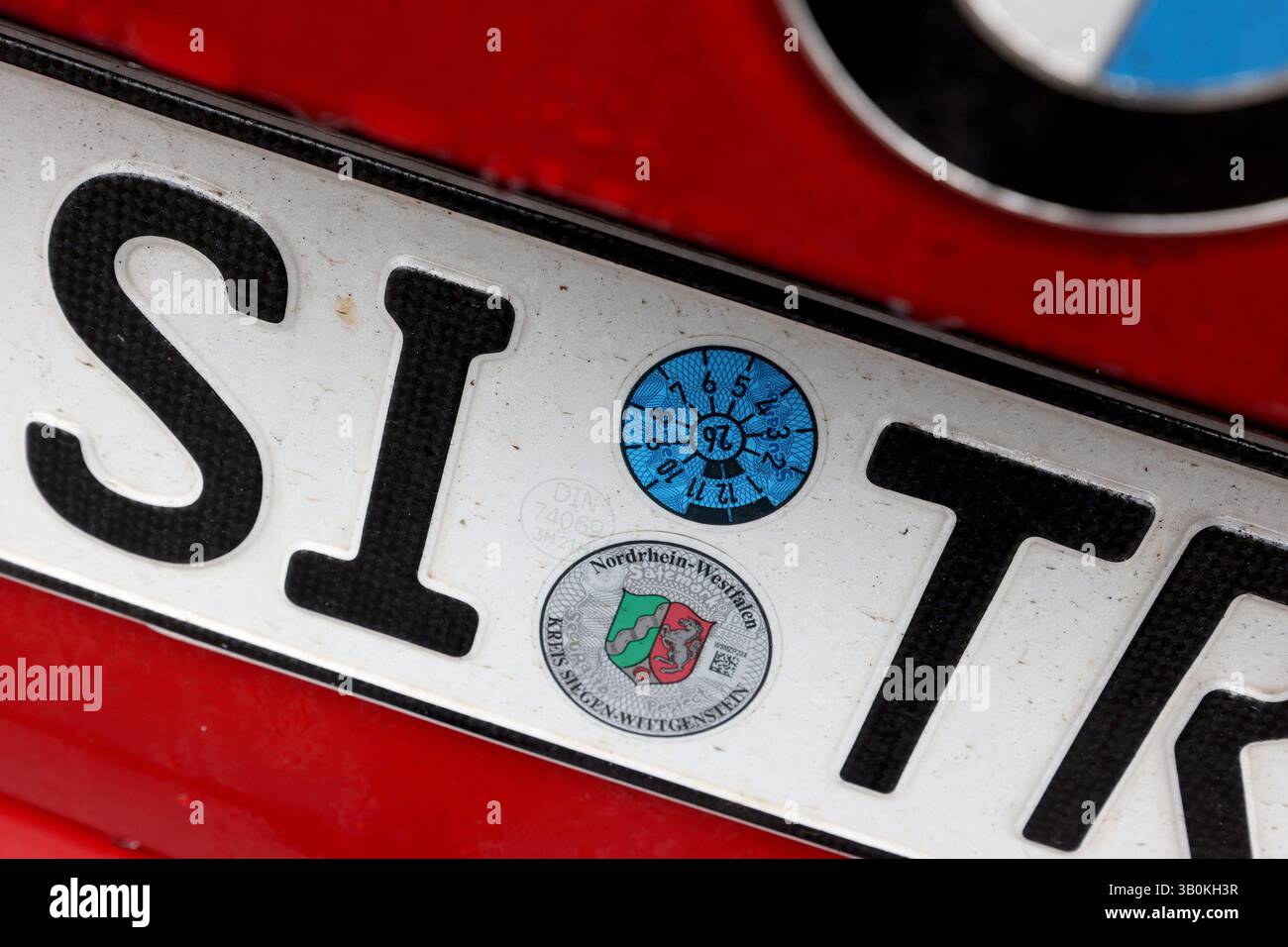 Eine blaue Tuev Tüv Plakette Gueltigkeit Gültigkeit bis Mai 2026 auf ...