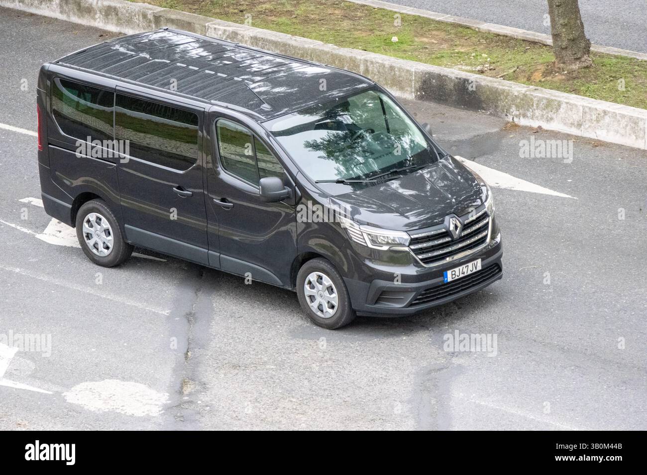 Sidewalk street minivan car hi-res stock photography and images - Alamy