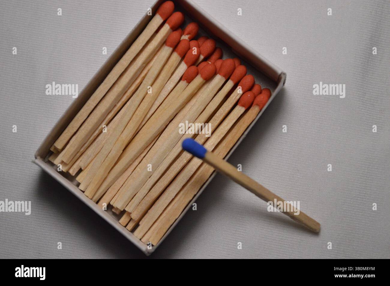 Full box matches red hi-res stock photography and images - Alamy