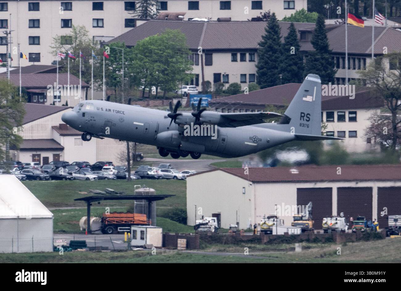 Ramstein, Germany. 24th Apr, 2025. A US Air Force transport plane takes ...