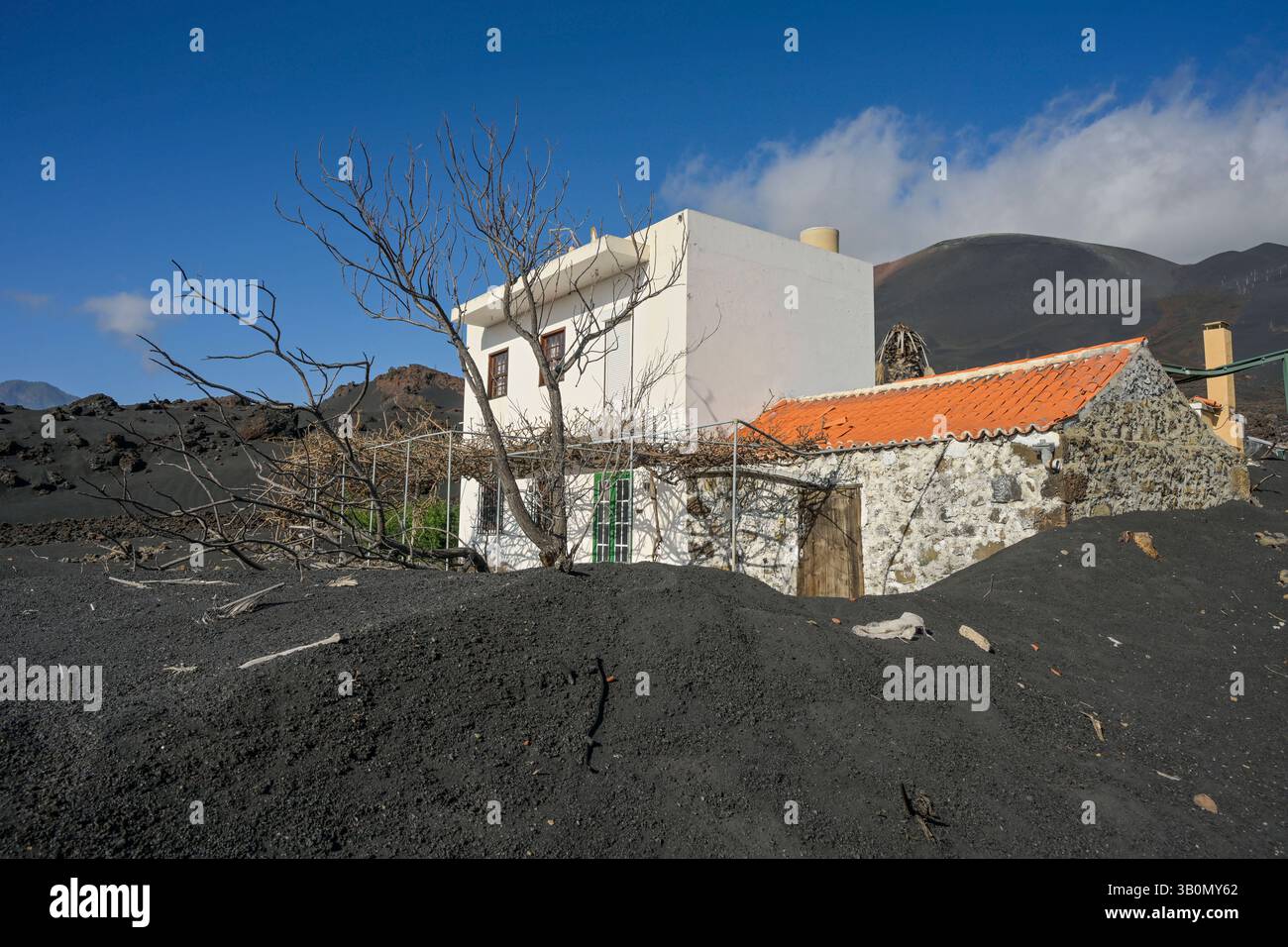 Zerstörtes Haus durch den Vulkanausbruch des Vulkan Tajogaite im Jahr ...