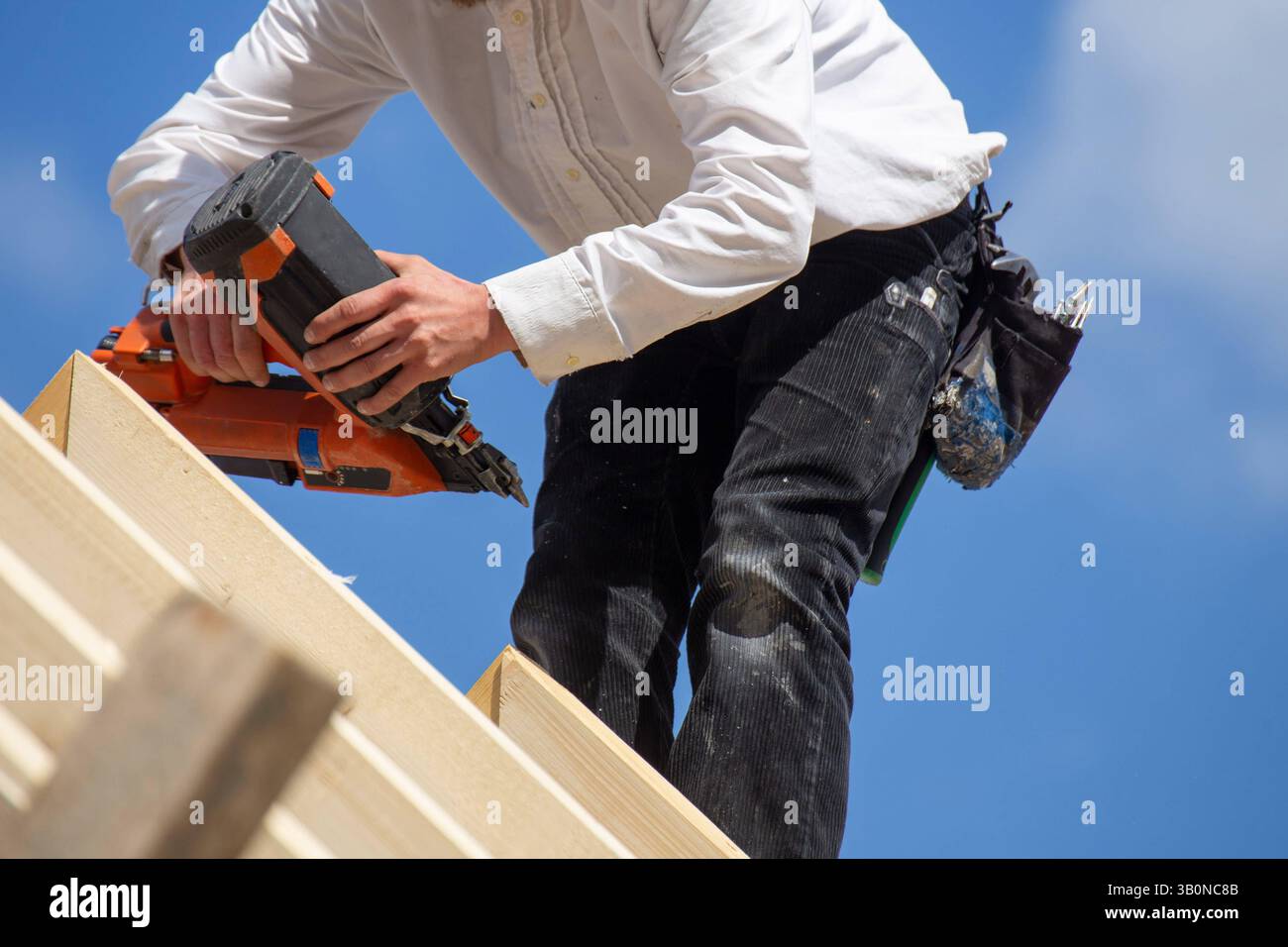 Zimmerer bei Dacharbeiten Copyright: xUdoxHerrmannx Stock Photo - Alamy