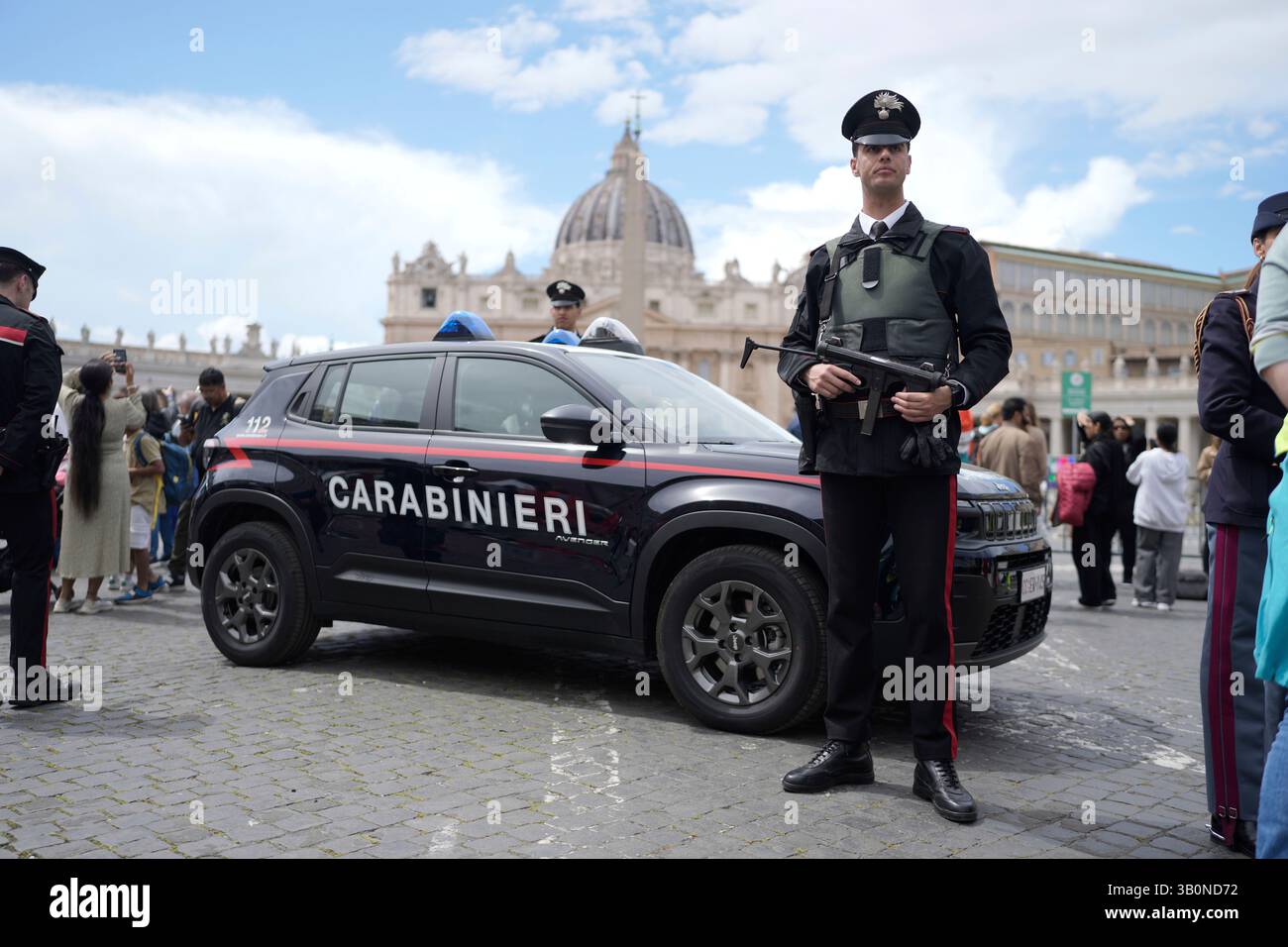 Carabinieri (Italian paramilitary police) patrol St. Peter's Square at ...