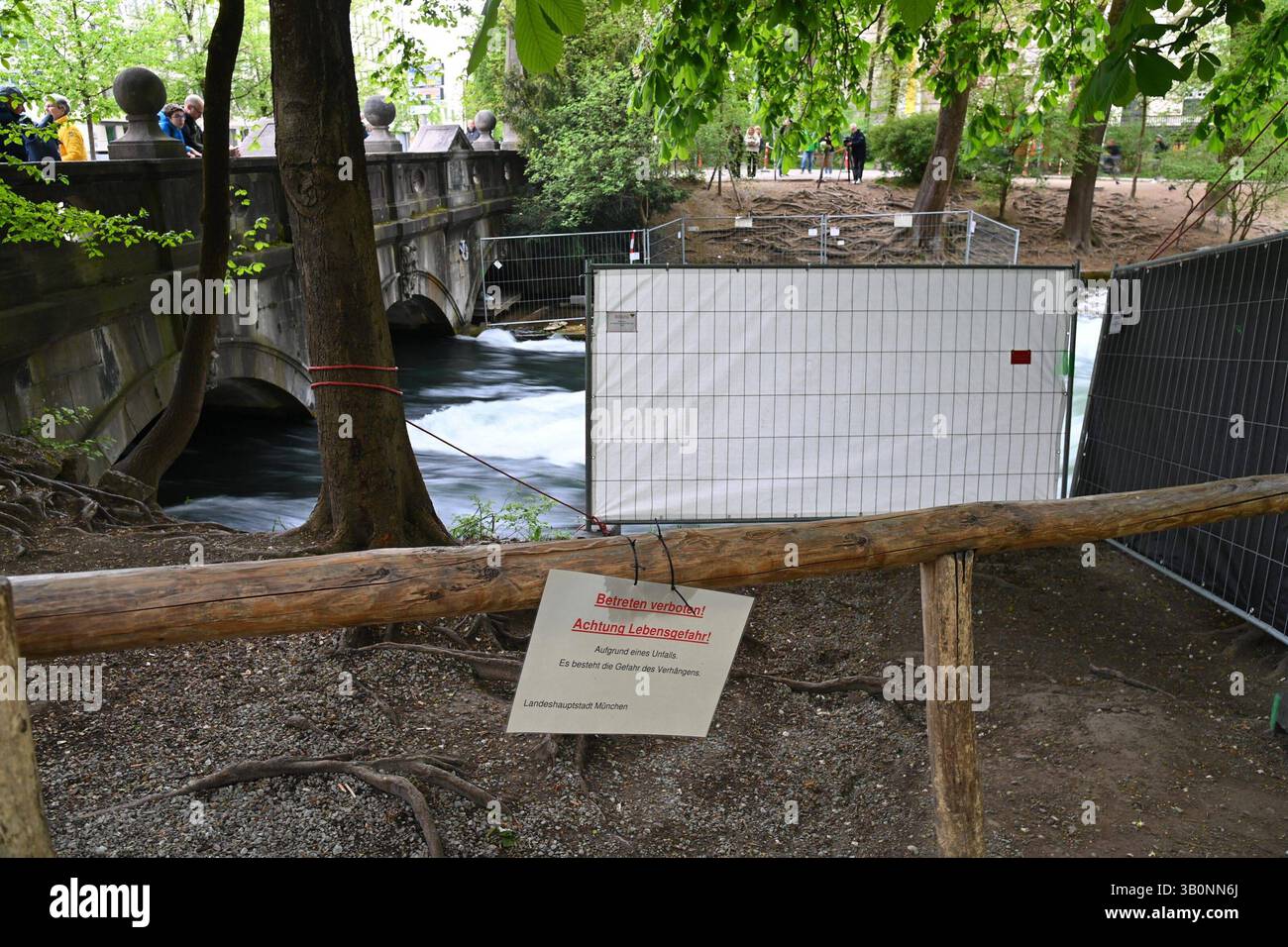 Mennchner Eisbachwelle nach Surf-Unfall gesperrt. Die sogenannte ...