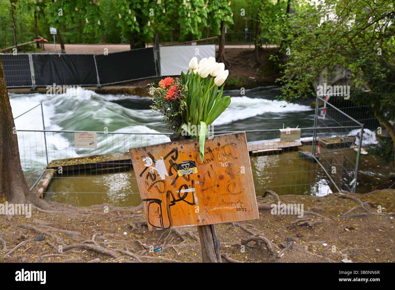 Mennchner Eisbachwelle nach Surf-Unfall gesperrt. Die sogenannte ...