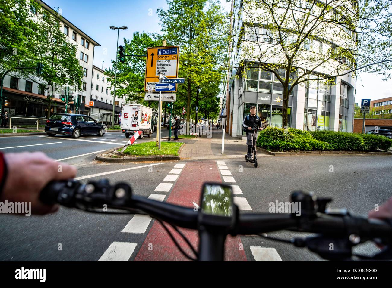 Verkehr neben radweg hi-res stock photography and images - Alamy